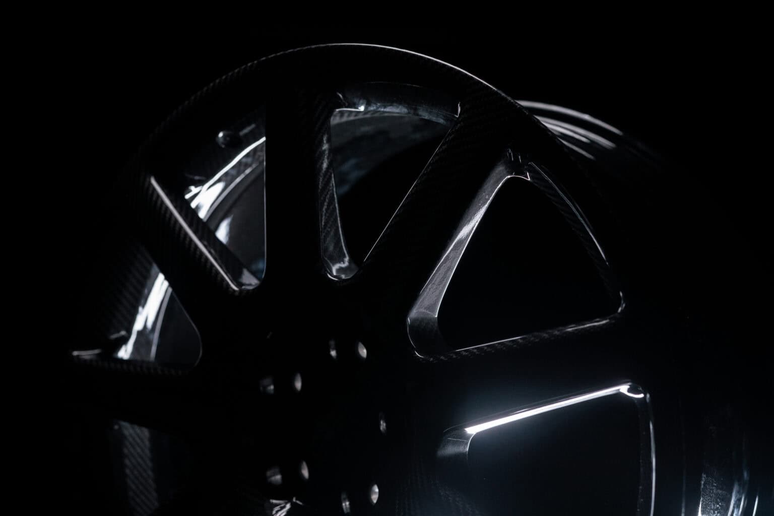 THE 20" CARBON FIBER WHEEL IS NOW AVAILABLE - wheel.bucci-composites.com